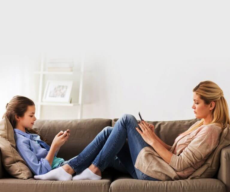 Parent’s Smartphone Addiction and Its Impact on Parenting | WOW Parenting